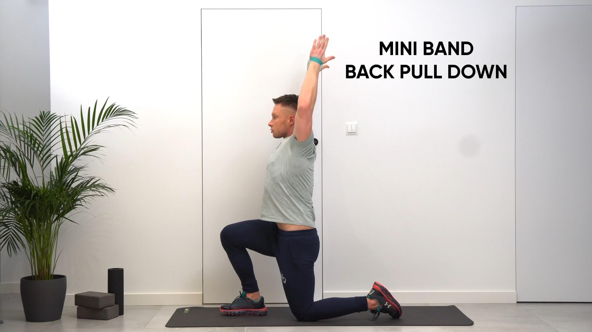 Mini band back pull down | Atlas ćwiczeń | Centrum Respo