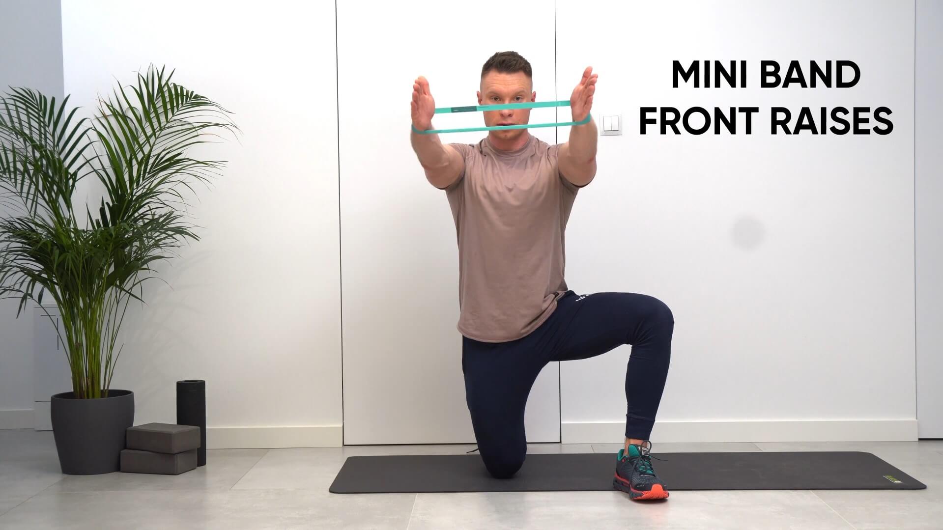 Mini band front raises | Atlas ćwiczeń | Centrum Respo