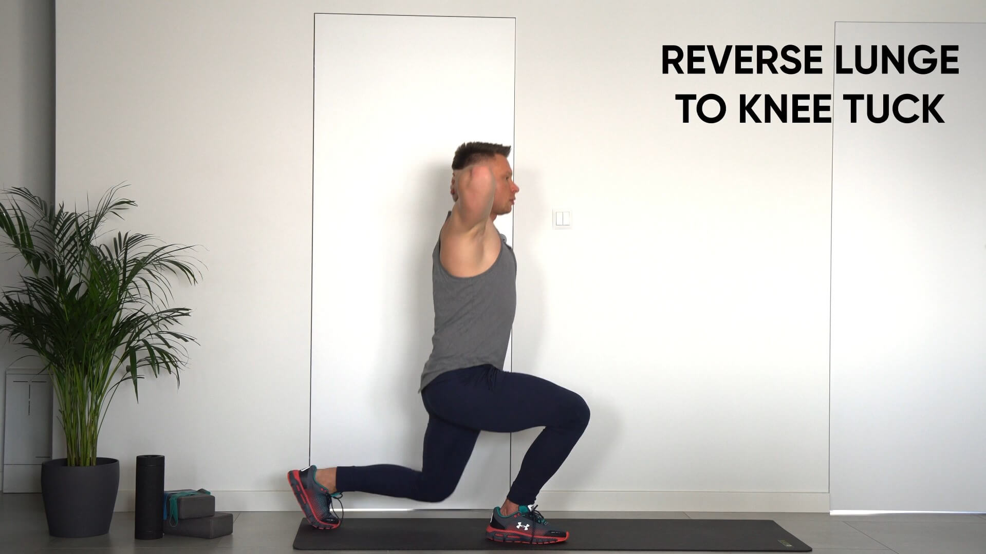 Reverse lunge to knee tuck | Atlas ćwiczeń | Centrum Respo