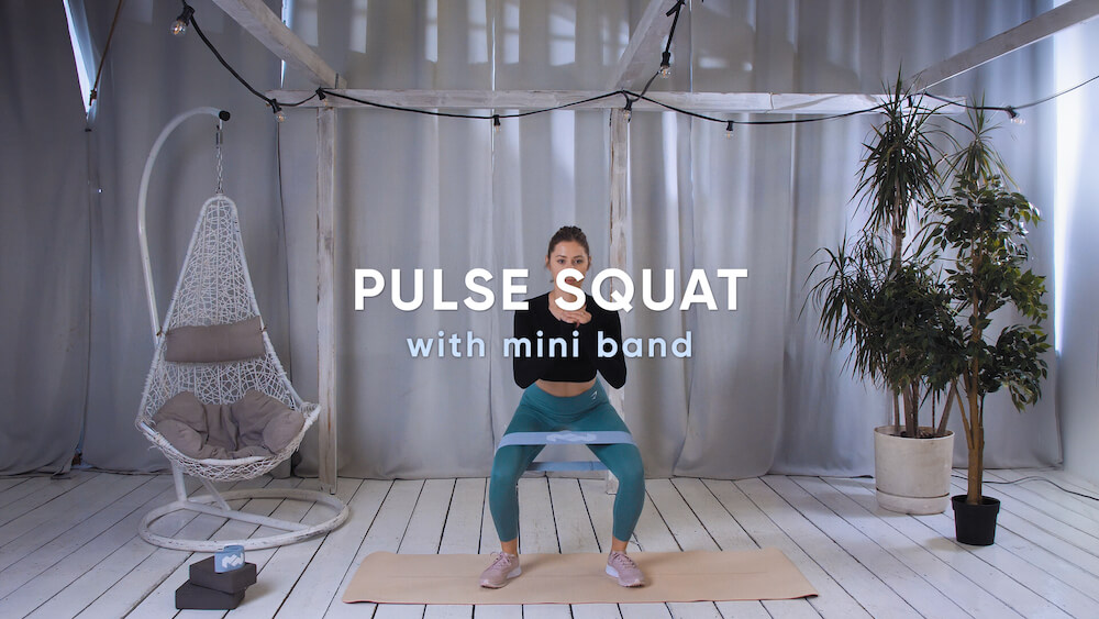 Pulse squat with mini band | Atlas ćwiczeń | Centrum Respo
