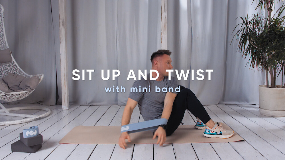 Sit up and twist with mini band | Atlas ćwiczeń | Centrum Respo