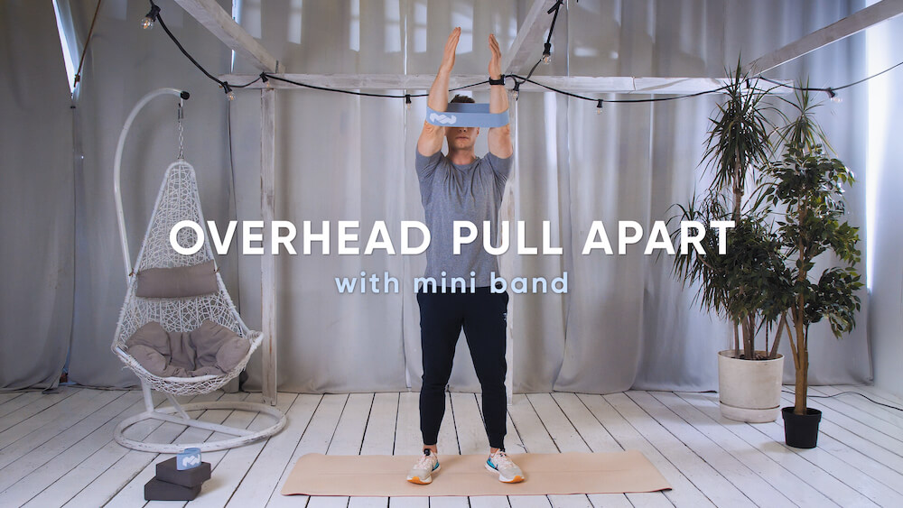 Overhead pull apart with mini band | Atlas ćwiczeń | Centrum Respo